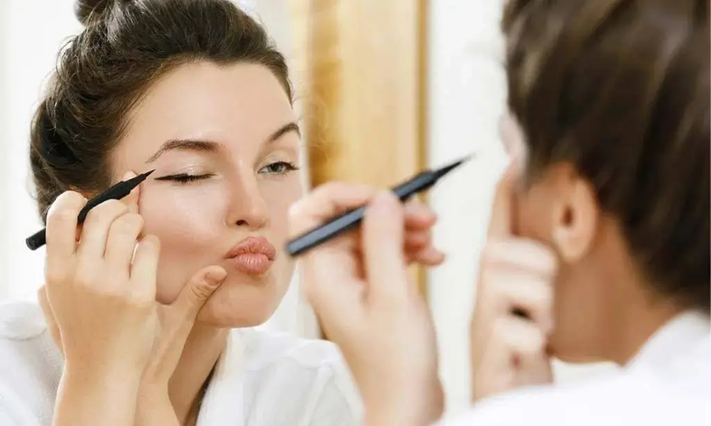 How To Apply Eyeliner in 5 Easy Steps | Women Slogans